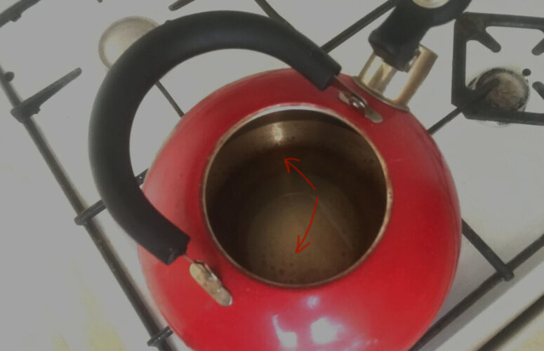 Чайник изнутри заблестел как новый за 5 минут без бытовой химии ...